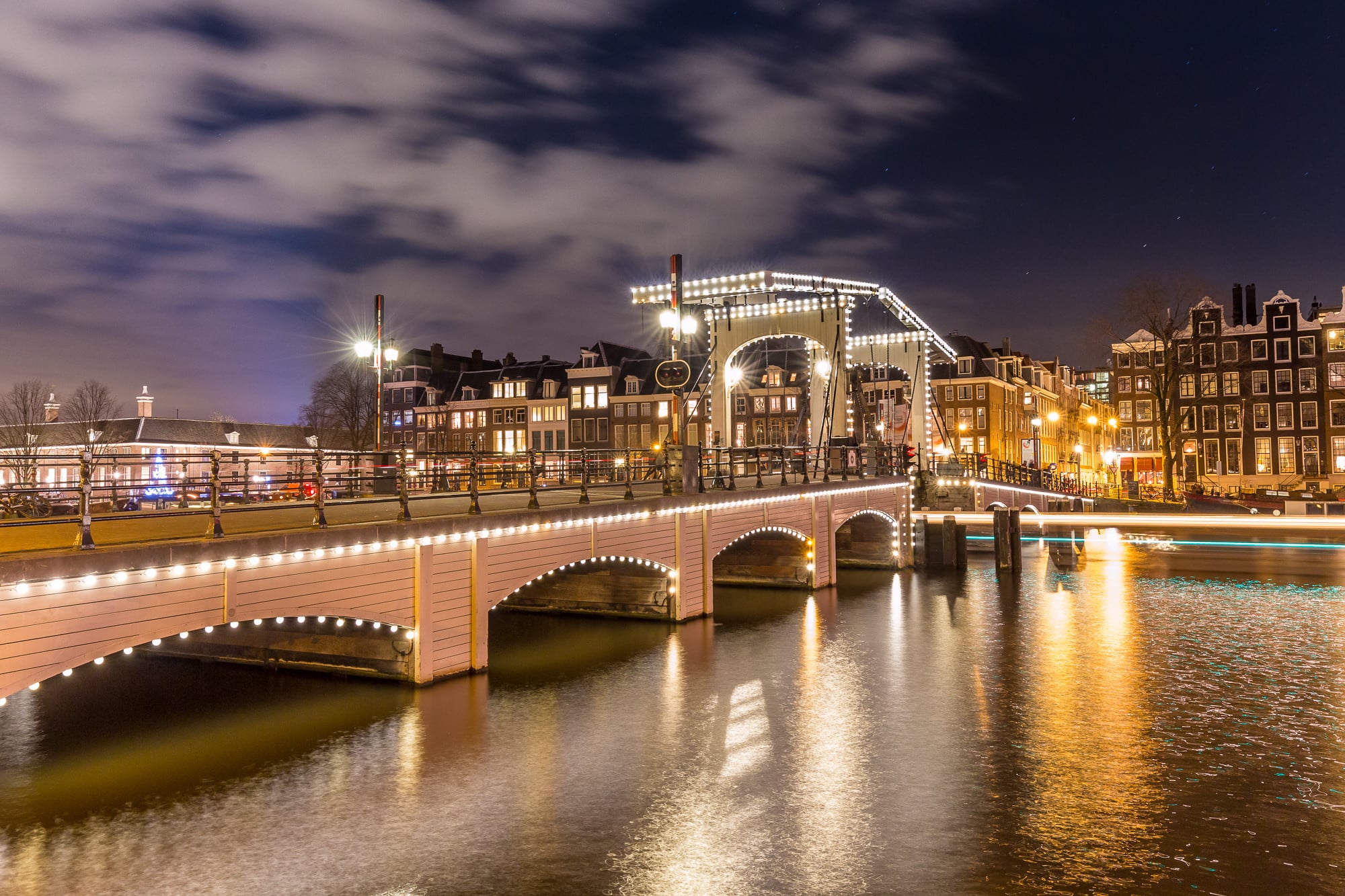 Magere Brug : un pont romantique à Amsterdam